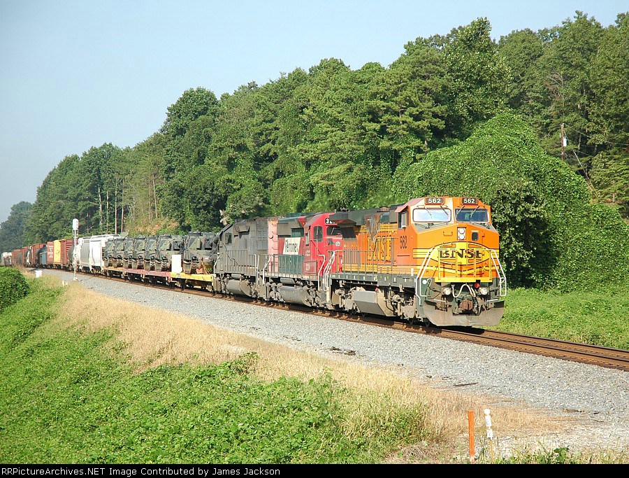NS 153 BNSF 562